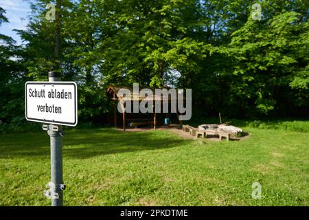 Unloading of debris prohibited Stock Photo - Alamy