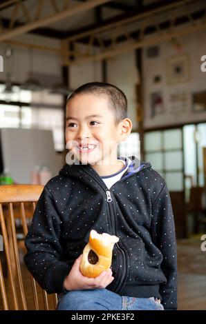 Boy missing front tooth eating corn on cob Stock Photo - Alamy