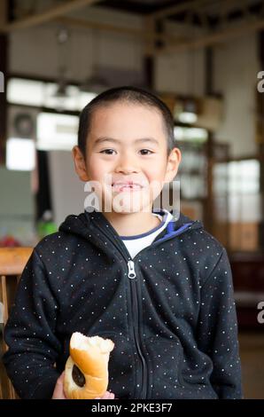 Boy missing front tooth eating corn on cob Stock Photo - Alamy