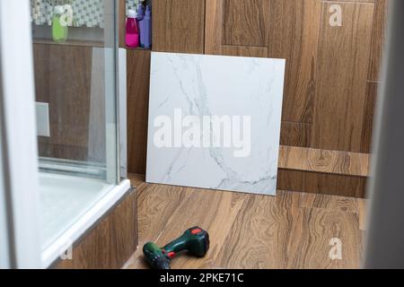 Spirit level and tiling tools. Repairs and renovation Stock Photo - Alamy