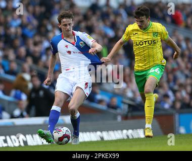Blackburn Rovers' Tyler Morton and Norwich City's Liam Gibbs (right ...