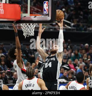 San Antonio Spurs forward Sandro Mamukelashvili (54) is defended by New ...