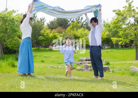 Family spreading out sheet Stock Photo - Alamy