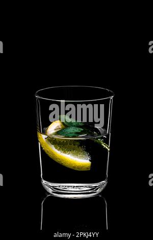 essenundtrinken-frisches klares wasser im glas mit einem spritzer ...