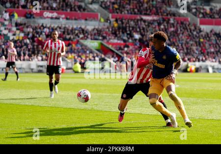Joe Willock Of Newcastle United battles with Tyrone Mings Of Aston ...