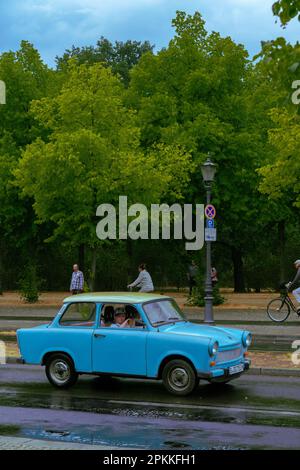 kid see retro car Stock Photo - Alamy