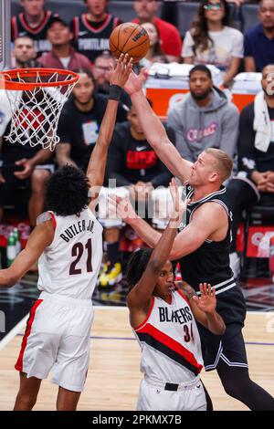 Portland Trail Blazers forward Jabari Walker (34) and Indiana Pacers ...