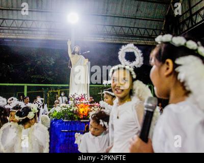 Catholic devotees attend the traditional Salubong followed by Easter ...