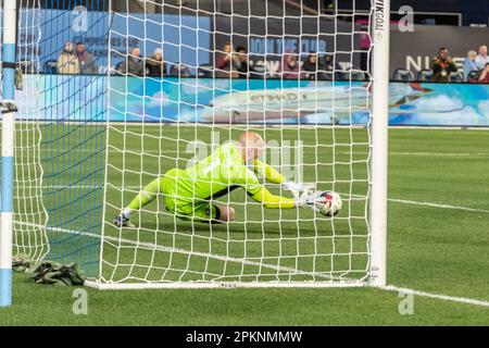 Atlanta United goalkeeper Brad Guzan (1) signals during the second half ...