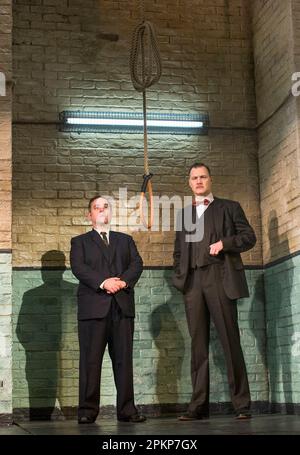 l-r: Andy Nyman (Syd), David Morrissey (Harry) in HANGMEN by Martin ...