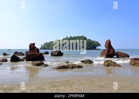 Dharmadam island and beach in Kannur, Kerala in India Stock Photo - Alamy