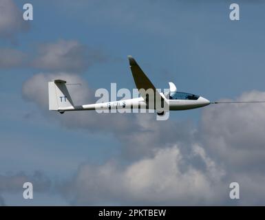 A DG Flugzeugbau LS-10-st glider departs private airfield West Sussex ...