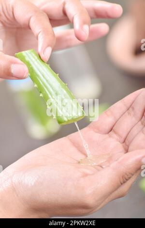 Gel extraction from aloe vera slice Stock Photo - Alamy