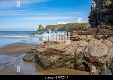 On the beach in Bossiney Haven on the North Cornwall coast between ...