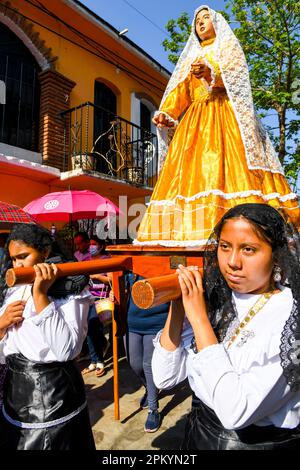 RELIGION-EASTER/GOOD FRIDAY Worshippers carry crosses during the ...