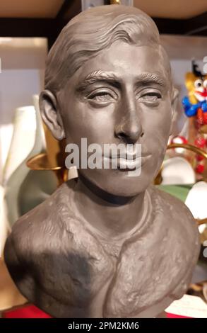 Statue / bust portrait of Prince Charles, from 1969 by David Wynne, on ...