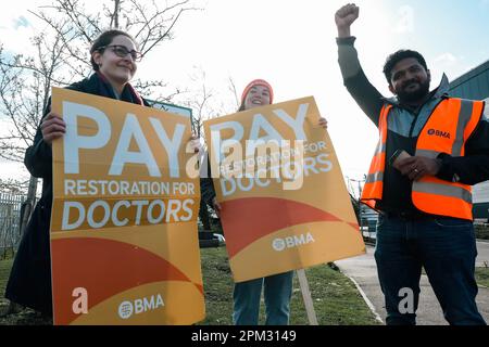 Slough, UK. 11th April, 2023. Striking junior doctors from the British ...