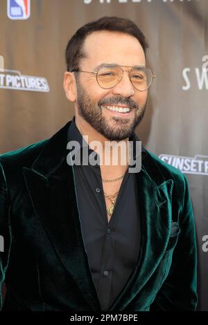 BURBANK, CALIFORNIA - APRIL 11: Jeremy Piven attends the Los Angeles ...