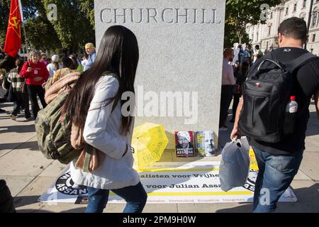 A banner and messages that support WikiLeaks founder Julian Assange are ...