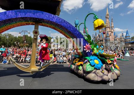 The iconic parade from Disney characters past the Cinderella Castle at ...