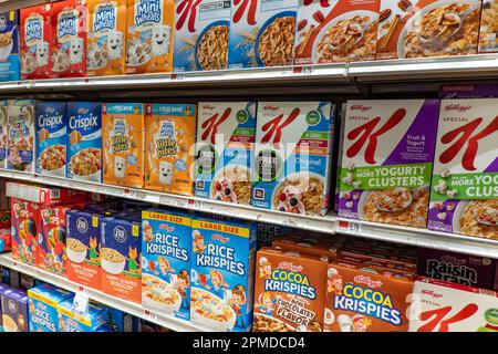 Breakfast Cereal at Grocery Store Stock Photo - Alamy