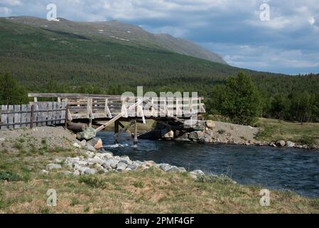 Hulderstigen is an easy trail crossing Sjoa river towards Stuttgonglia ...