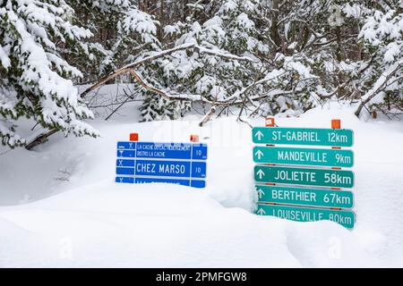 Canada, Quebec Province, snowmobile, indicator road sign Stock Photo ...