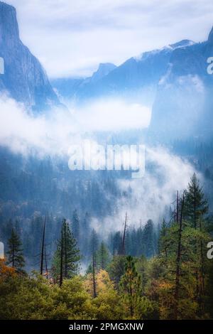 Yosemite Valley at cloudy autumn morning Stock Photo - Alamy