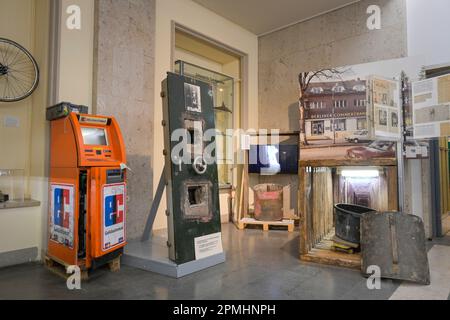 Polizeihistorische Sammlung, Polizeipräsidium, Platz der Luftbrücke ...