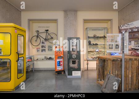 Polizeihistorische Sammlung, Polizeipräsidium, Platz der Luftbrücke ...