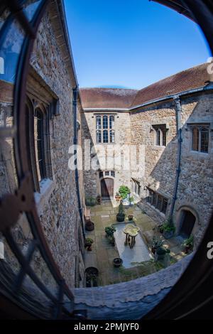 Courtyard, Leeds Castle, Leeds, Kent, England, UK Stock Photo - Alamy