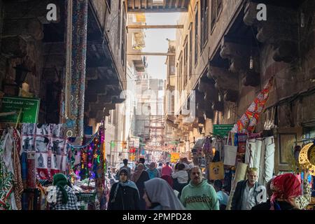 People walking through a busy Khan el-Khalili market bazaar in Islamic ...