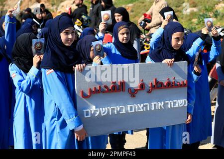 Hezbollah al-Mahdi scouts, carry a replica of the Dome of the Rock ...