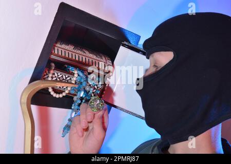 Symbol photo, housebreaking, wall safe Stock Photo - Alamy