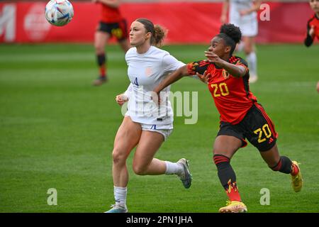 Ruby Mace (4) of England and Esther Buabadi (20) of Belgium pictured ...