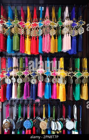 Stall selling good luck knots in Chinatown. Singapore Stock Photo - Alamy