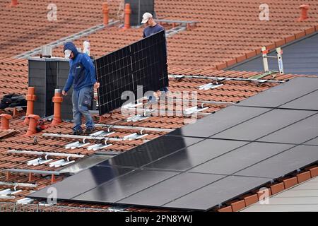 Hair, Deutschland. 17th Apr, 2023. Detached house with photovoltaic ...