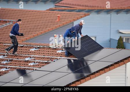 Hair, Deutschland. 17th Apr, 2023. Detached house with photovoltaic ...