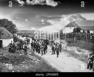 A Royal Irish Constabulary (RIC) policeman with a British soldier and ...