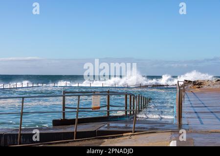 Waves crashing over Dee Why Beach Rockpools, ocean swimming pools Stock ...