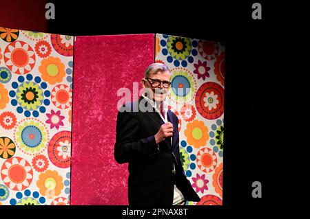 Carsten Linke in dem Bühnenstück HERRICHT & PREIL IM HOPPEGARTEN von ...