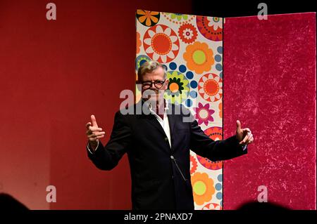 Carsten Linke in dem Bühnenstück HERRICHT & PREIL IM HOPPEGARTEN von ...