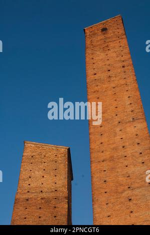 Medieval noble towers Piazza Leonardo da Vinci. Pavia, Lombardy, Italy ...