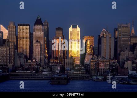 1992 HISTORICAL MIDTOWN SKYLINE MANHATTAN NEW YORK CITY USA Stock Photo ...