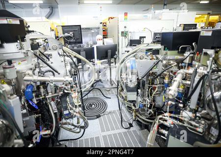 Itzehoe, Germany. 04th Apr, 2023. Employees in the production of wafers ...