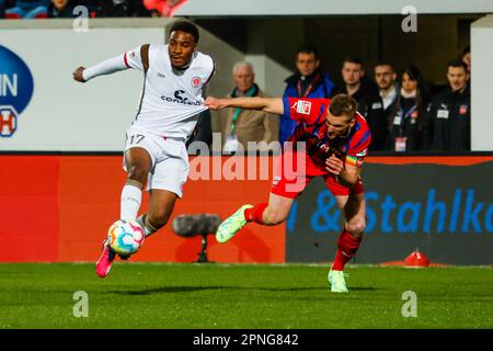Patrick MAINKA (1.FC Heidenheim) in a duel with Karol METS (St. Pauli ...