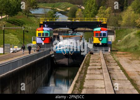 At the crossroads of the Canal des Deux-Mers and the Canal de Montauban ...