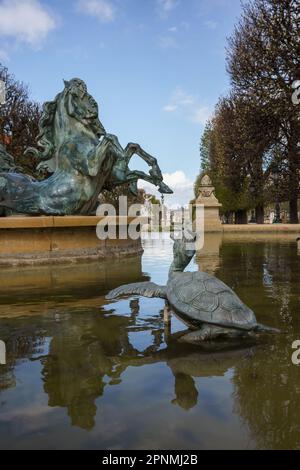 Paris landmark, Fontaine de l'Observatoire turtle detail in Luxembourg ...