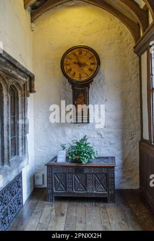 An inner courtyard at Leeds Castle Stock Photo - Alamy