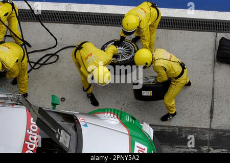 audi Mechaniker wechseln bei einem Boxenstop einen Reifen DTM, Rennen ...